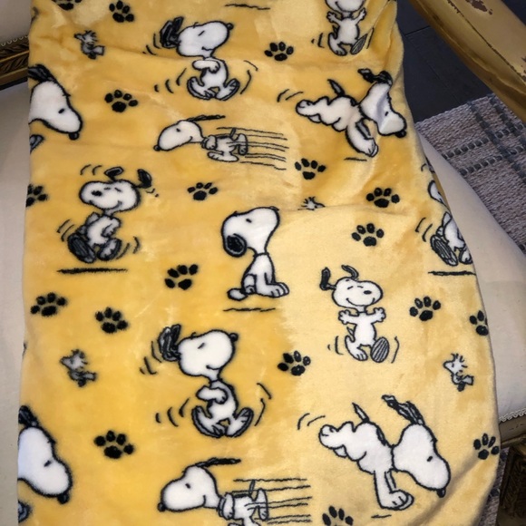 Peanuts | Bedding | Nwt Peanuts Berkshire Snoopy Yellow Velvetloft ...